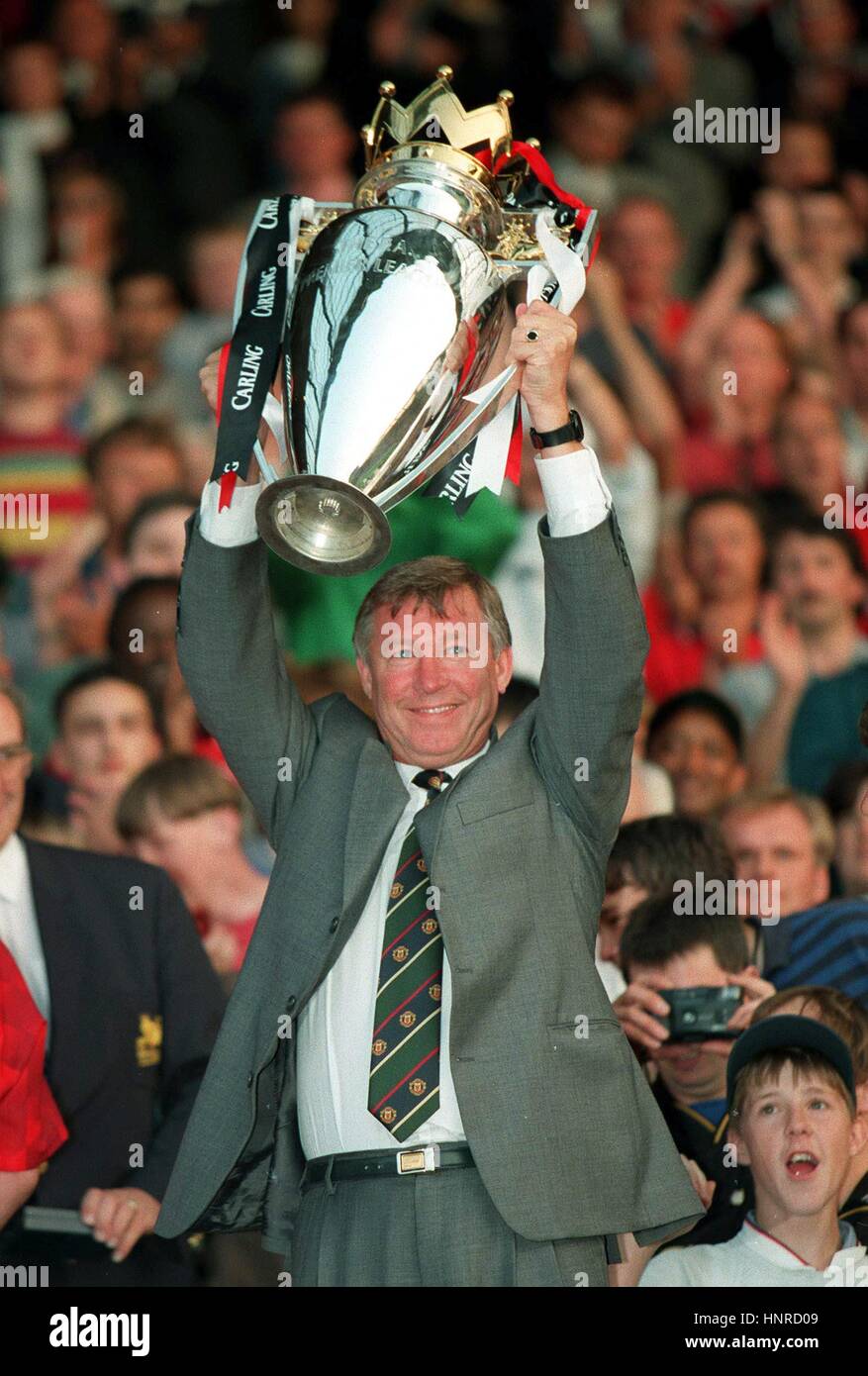 ALEX FERGUSON LIFT PREMIERSHIP TROPHY FOR MANCHESTER UNITED 14 August ...