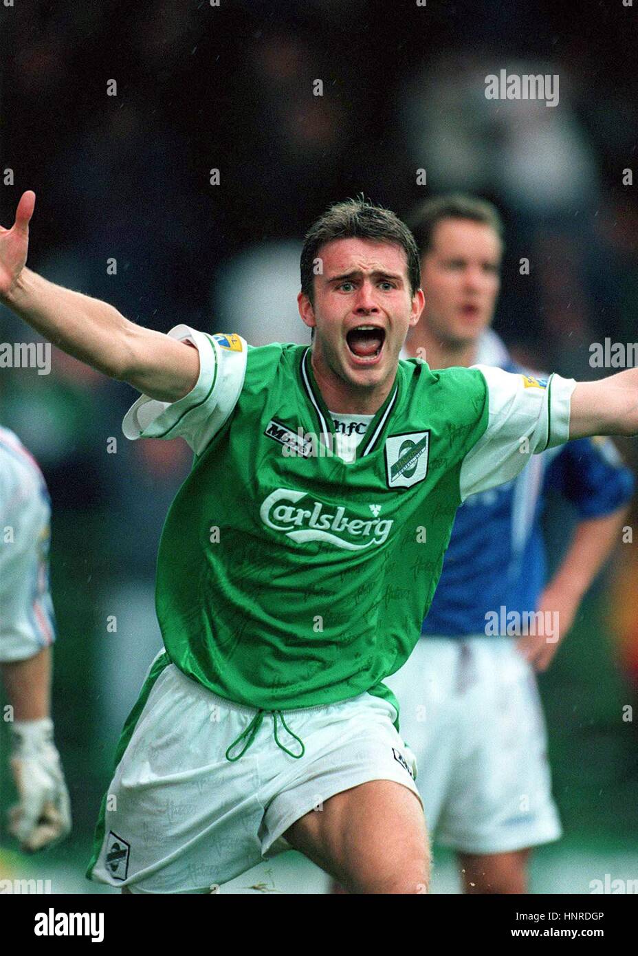 GRAEME DONALD CELEBRATES GOAL HIBERNIAN V RANGERS 12 October 1996 Stock ...