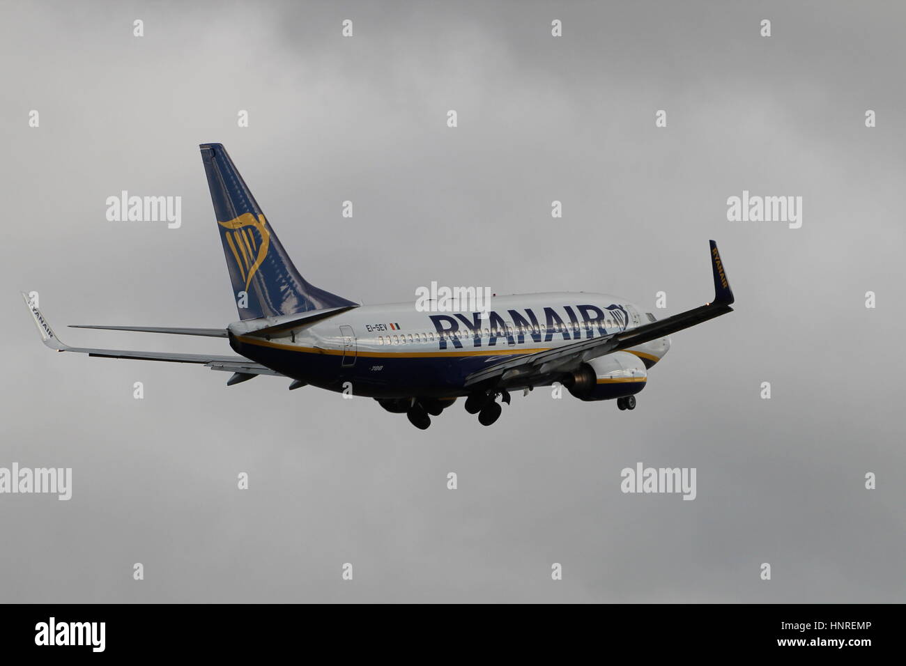 Boeing 737 700 ryanair hi-res stock photography and images - Alamy