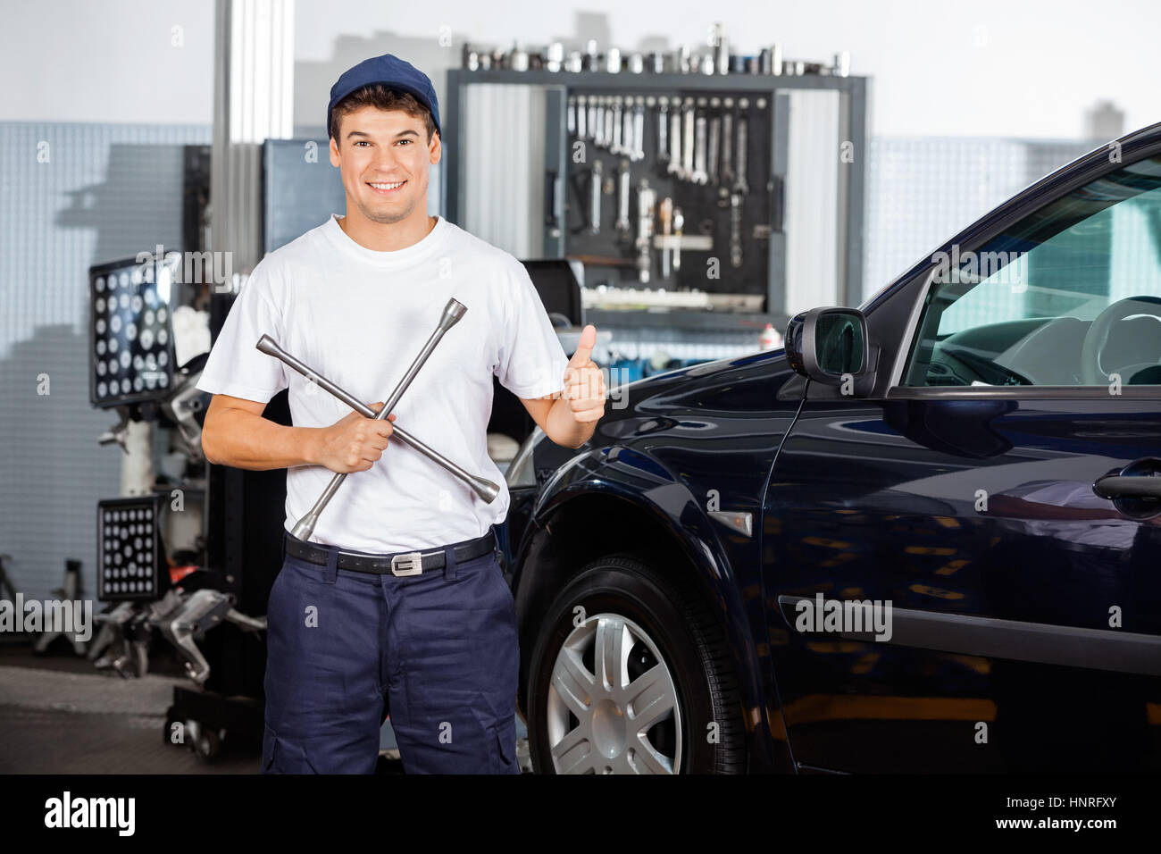 Male mechanic thumbs up car hi-res stock photography and images - Alamy
