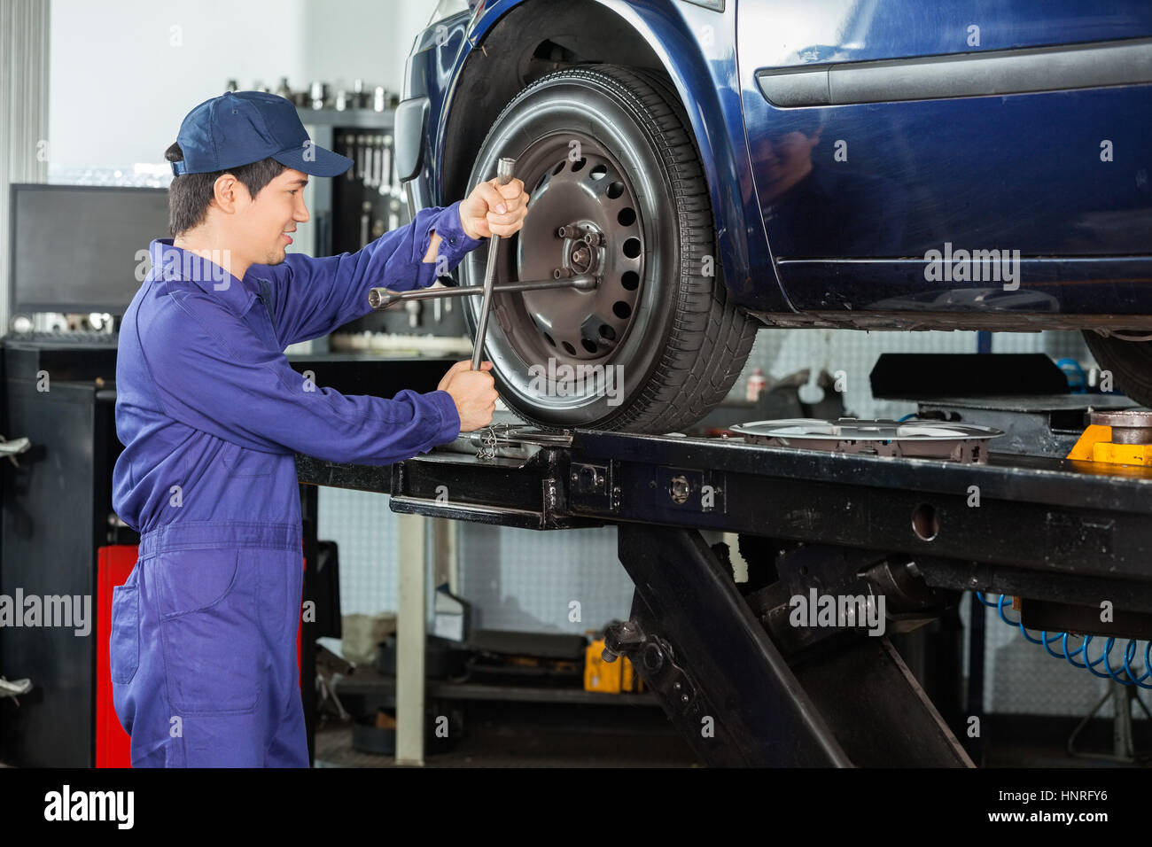 Mechanic shop car hi-res stock photography and images - Alamy