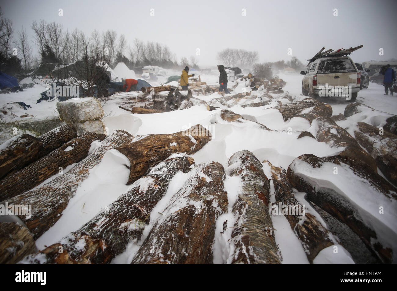 Cannon Ball, North Dakota, USA. 6th Dec, 2016. Protestors gather wood ...