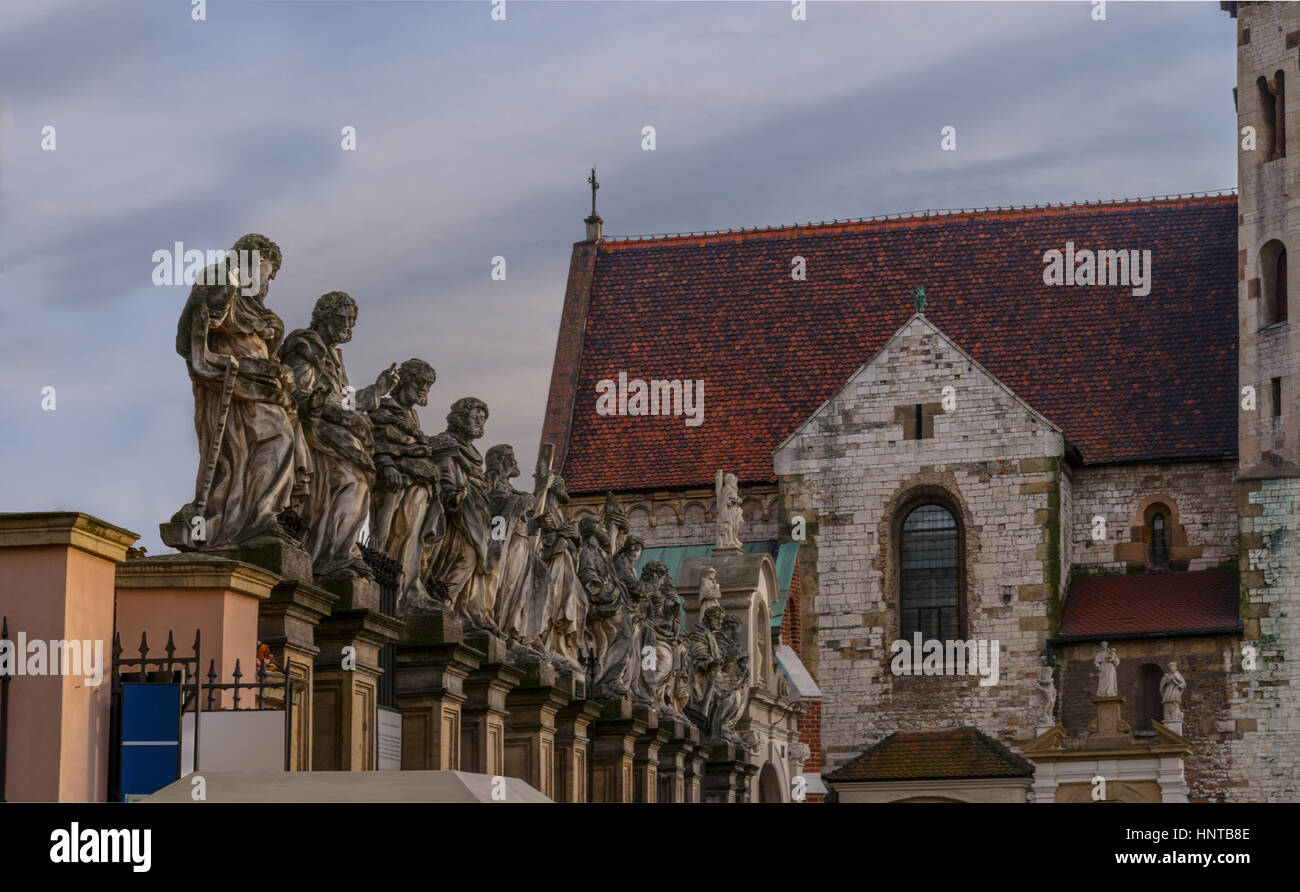 Statues of the 12 apostles hi-res stock photography and images - Alamy