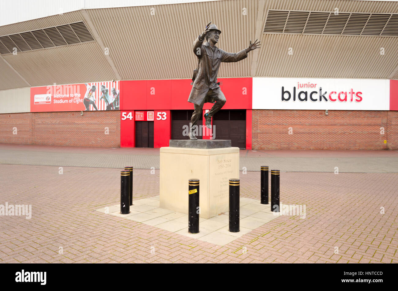 The Bob Stokoe Statue at the Stadium of Light; Sunderland Stock Photo ...
