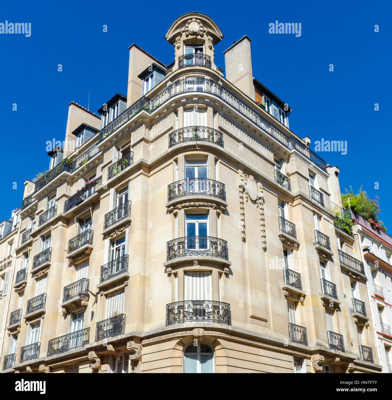 Apartment building in paris hi-res stock photography and images - Alamy