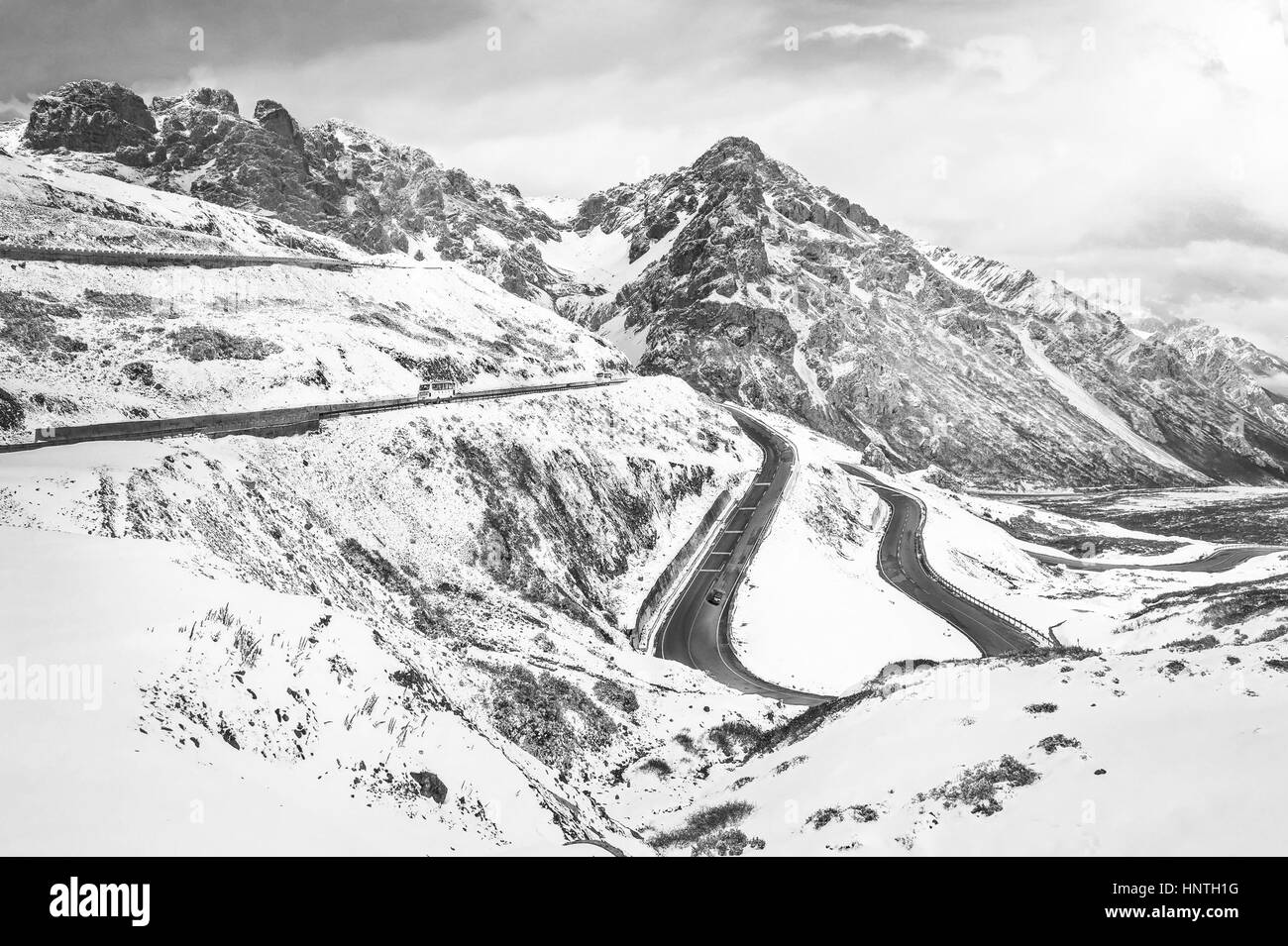 Rocky mountains road Black and White Stock Photos & Images - Alamy