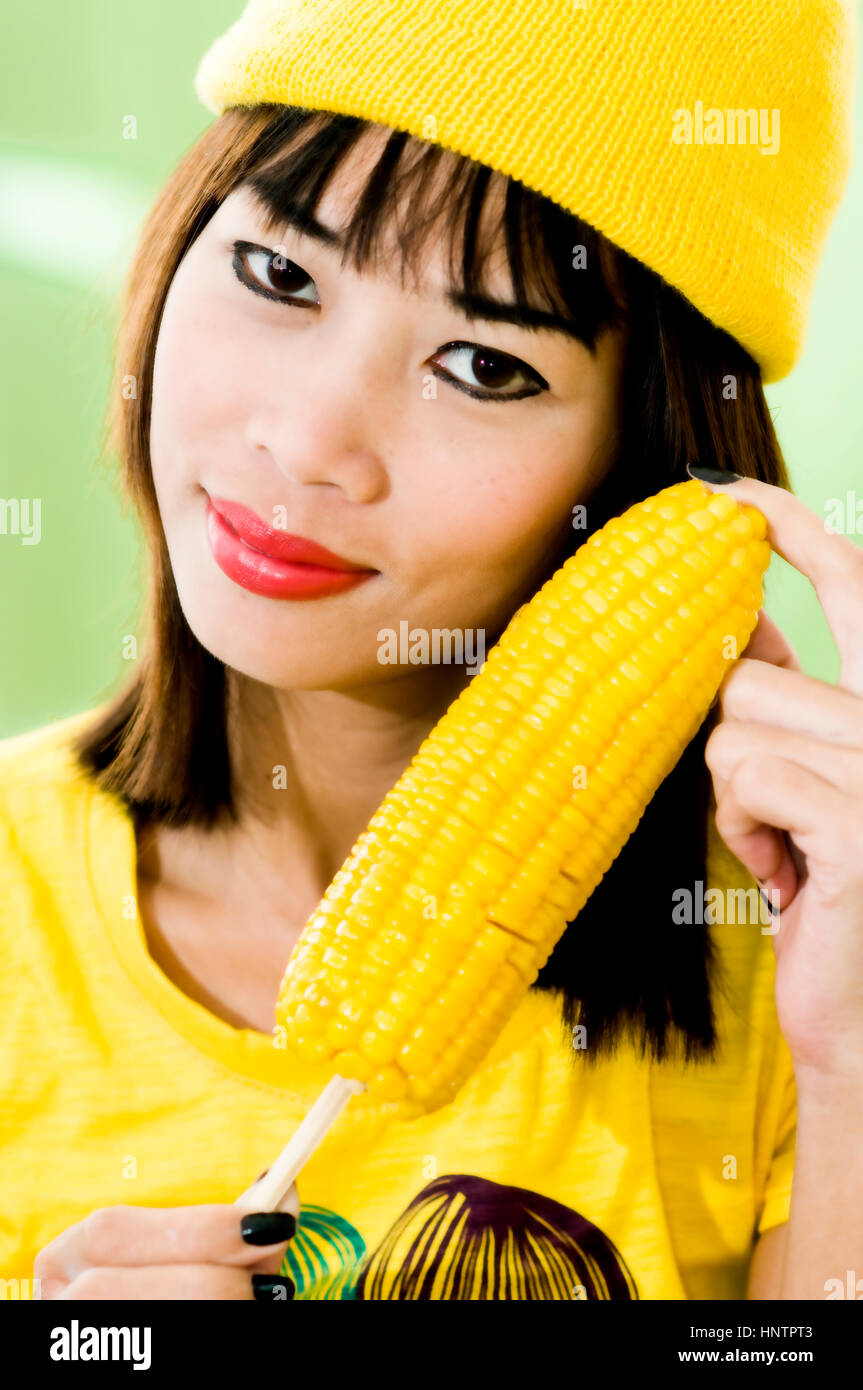 Woman eating corn cob hi-res stock photography and images - Alamy