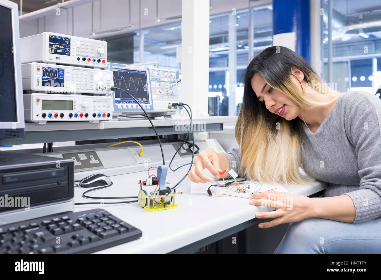 Engineering students lab hi-res stock photography and images - Alamy