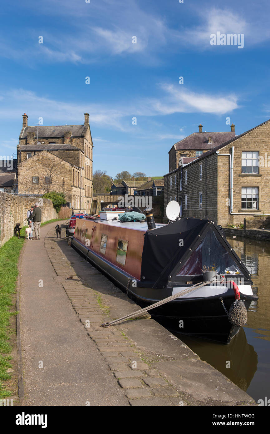 Boat tied to the towpath hi-res stock photography and images - Alamy