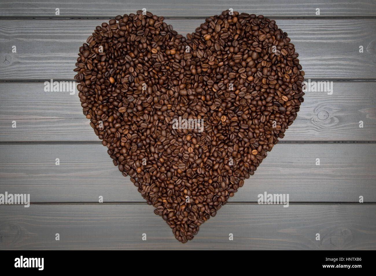 Heart made from roasted coffee beans Stock Photo - Alamy