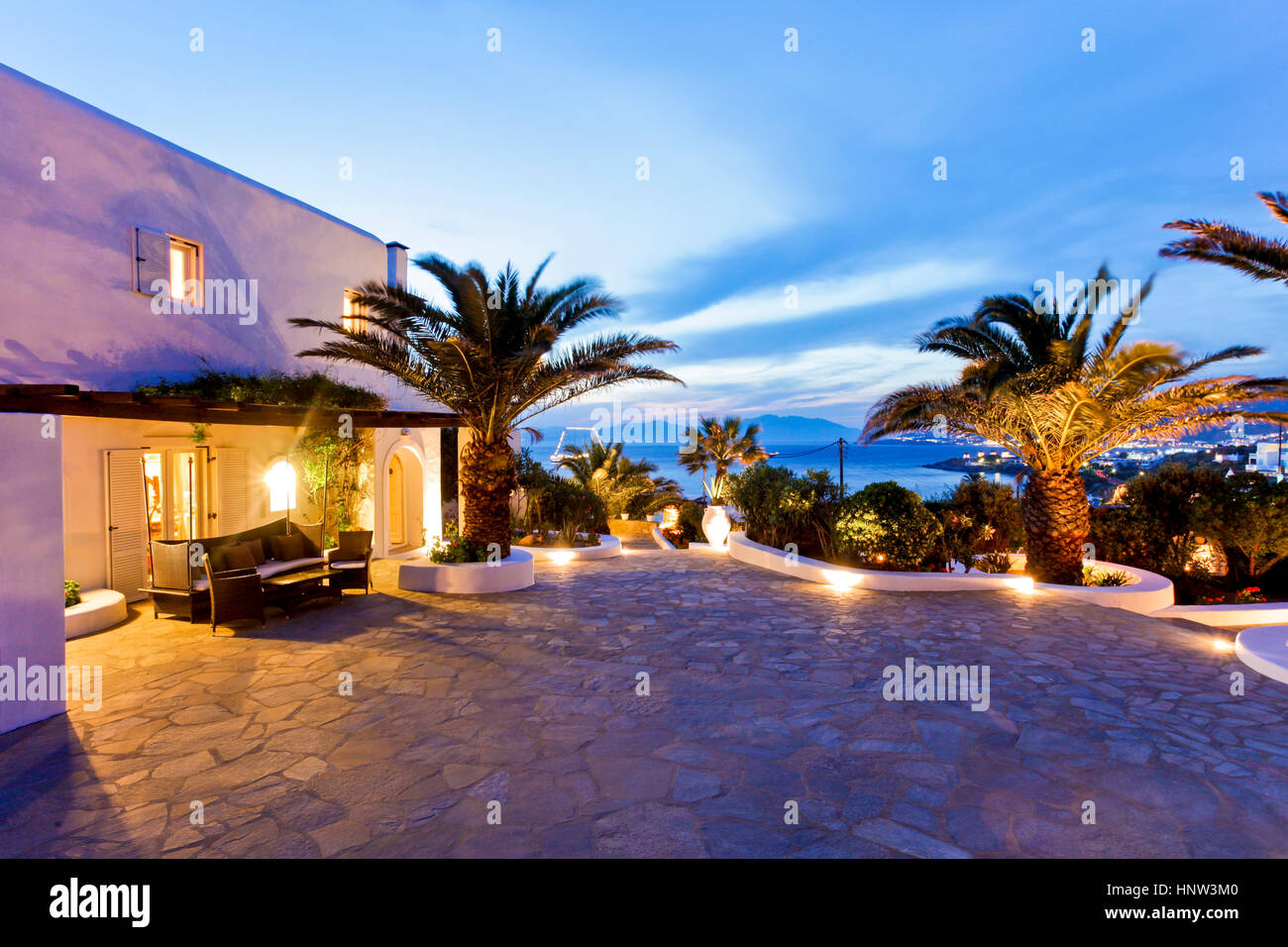 Driveway palm tree hi-res stock photography and images - Alamy