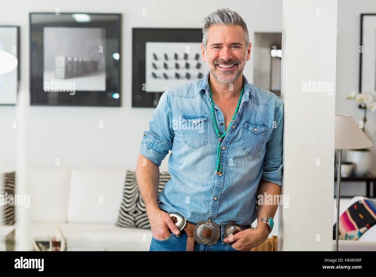 Leaning on pillar hi-res stock photography and images - Alamy