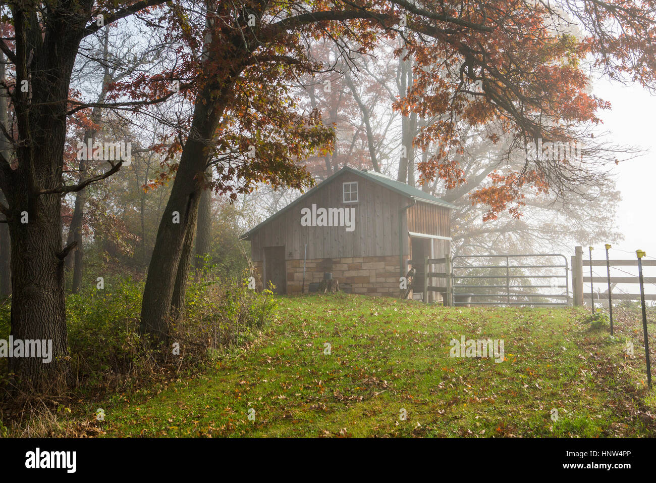 Barn with fence hi-res stock photography and images - Alamy