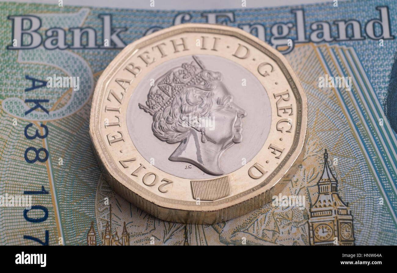 New pound coin with banknote background Stock Photo - Alamy