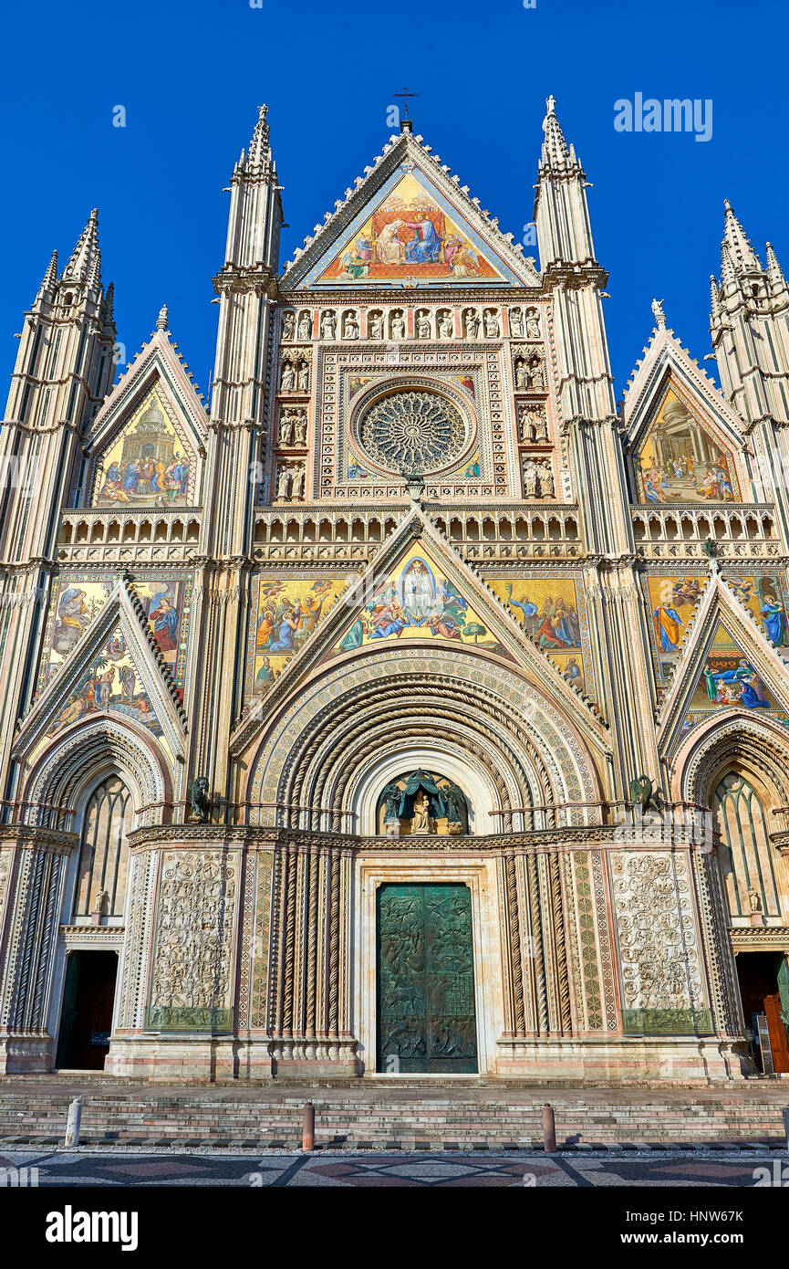 Gothic style facade hi-res stock photography and images - Alamy