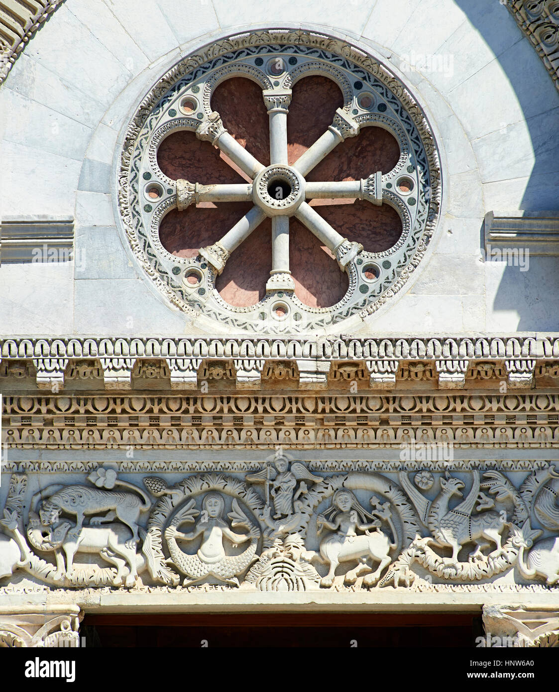 Romanesque rose window hi-res stock photography and images - Alamy