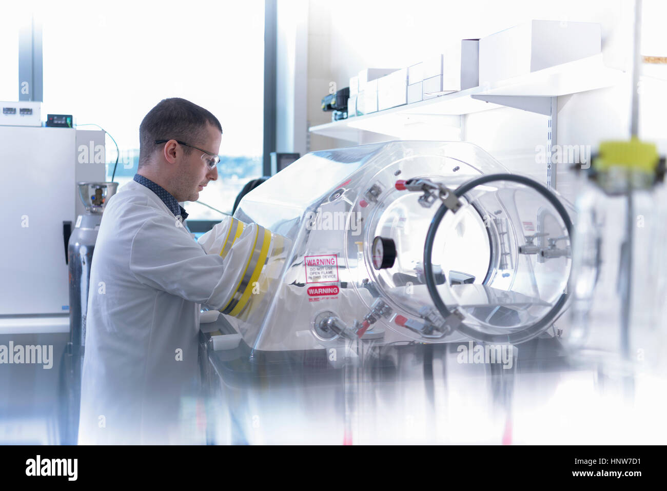 Scientist research lab hi-res stock photography and images - Alamy