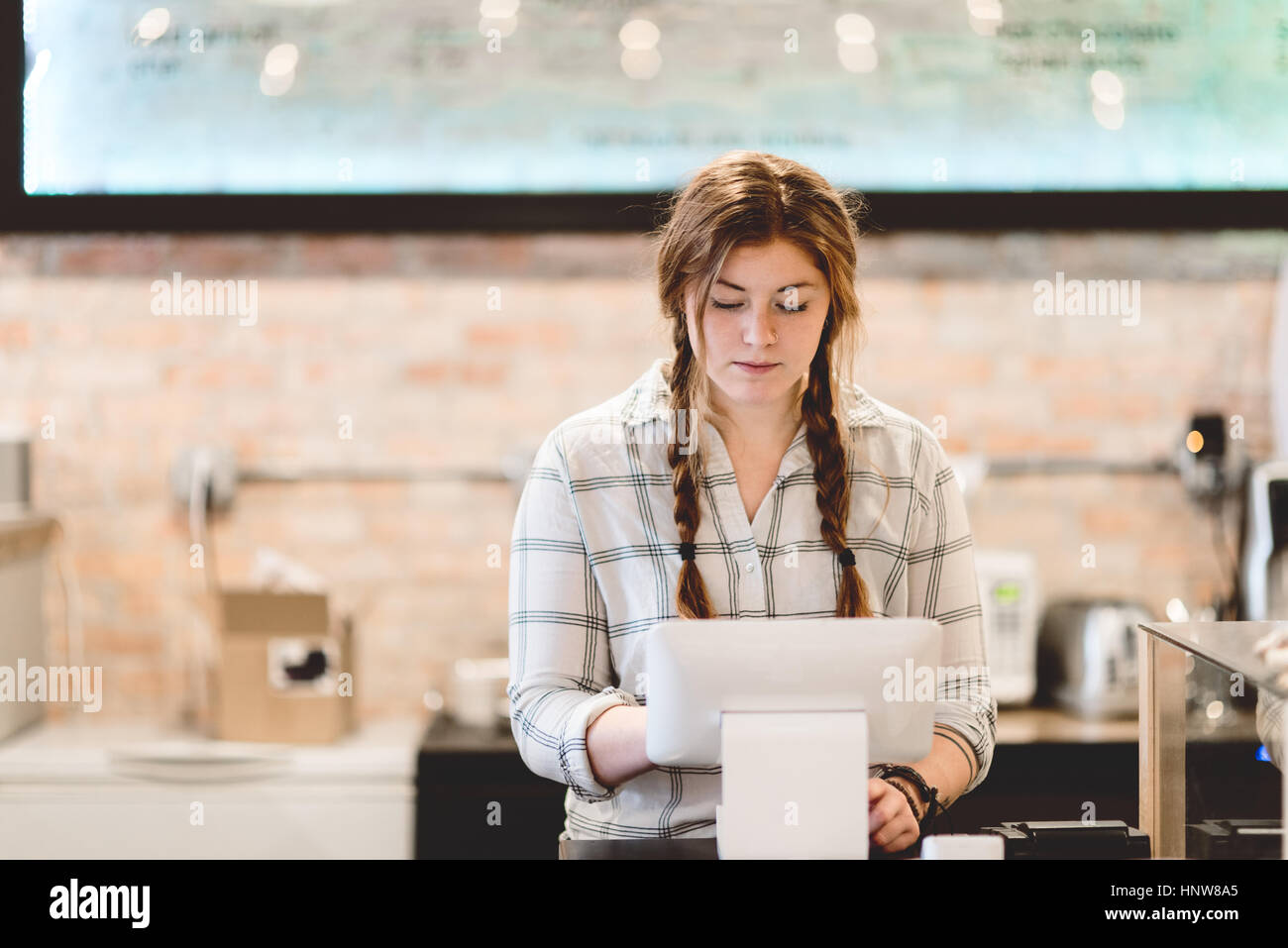 Cashier using cash register hi-res stock photography and images - Alamy