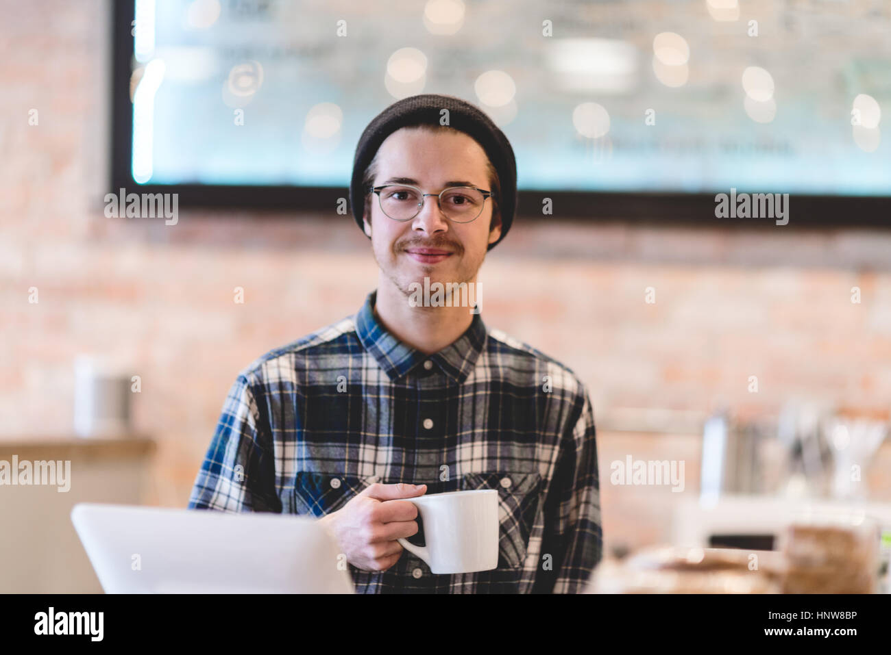 Man cash register hi-res stock photography and images - Alamy