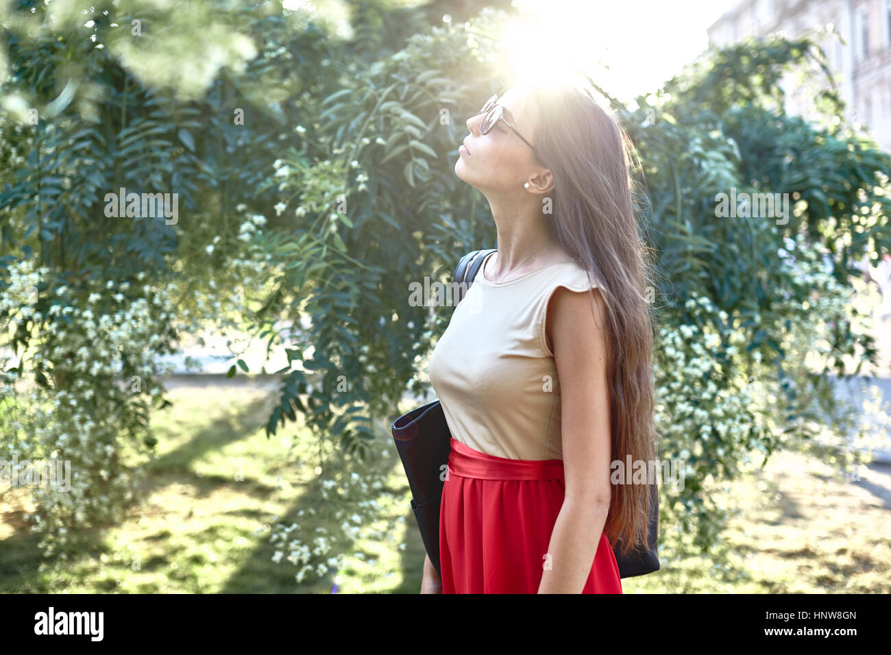 Woman sun lens flare hi-res stock photography and images - Alamy