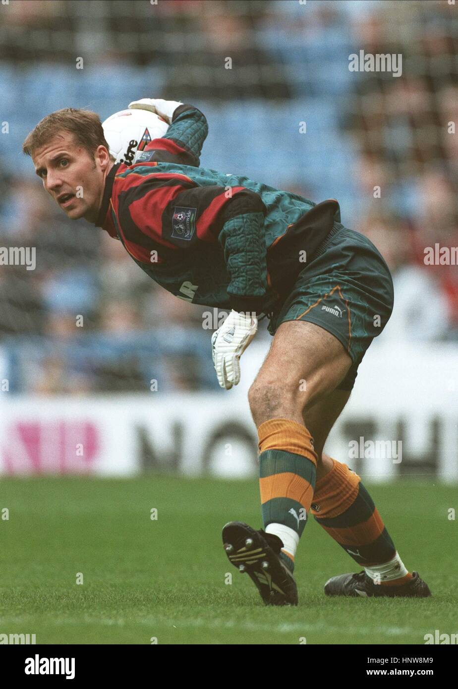 MIKE STOWELL WOLVERHAMPTON WANDERERS FC 28 October 1996 Stock Photo - Alamy