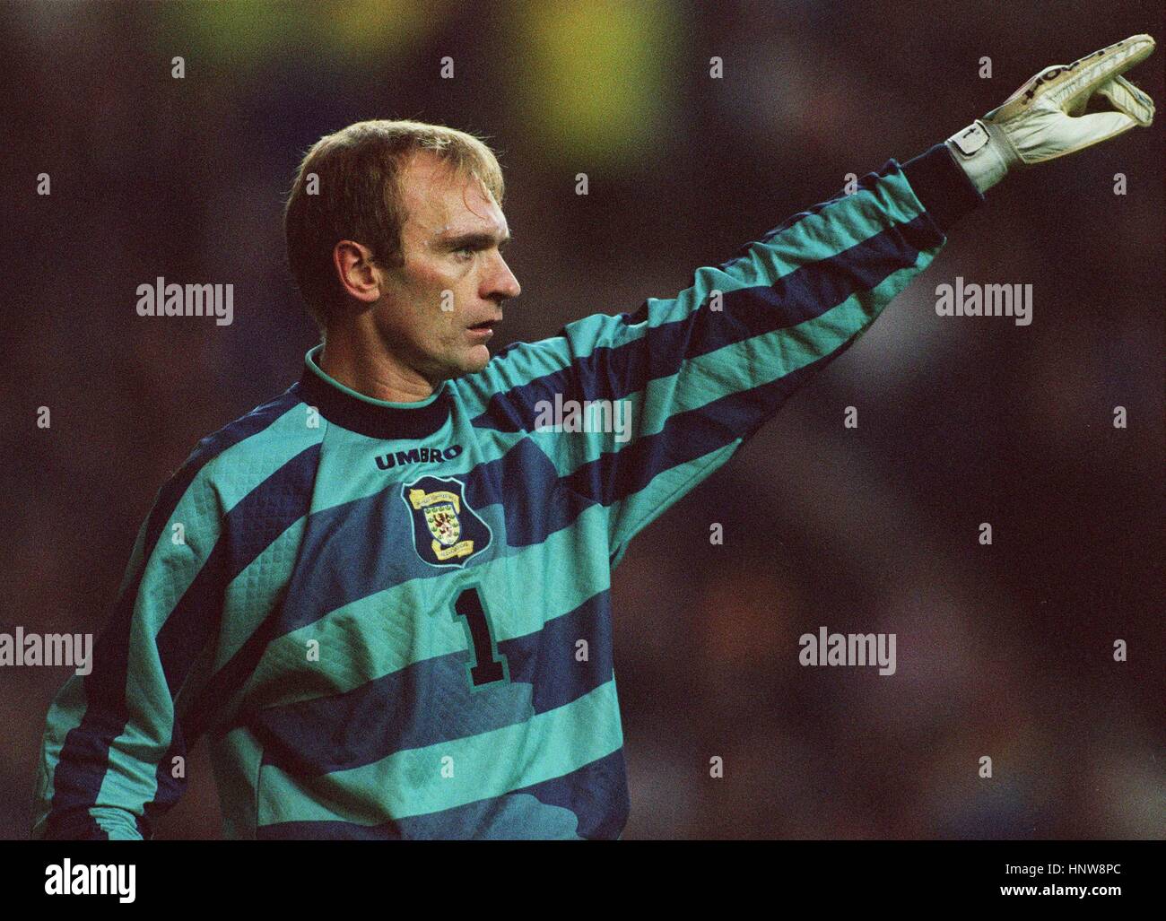 JIM LEIGHTON SCOTLAND & HIBERNIAN FC 18 November 1996 Stock Photo - Alamy