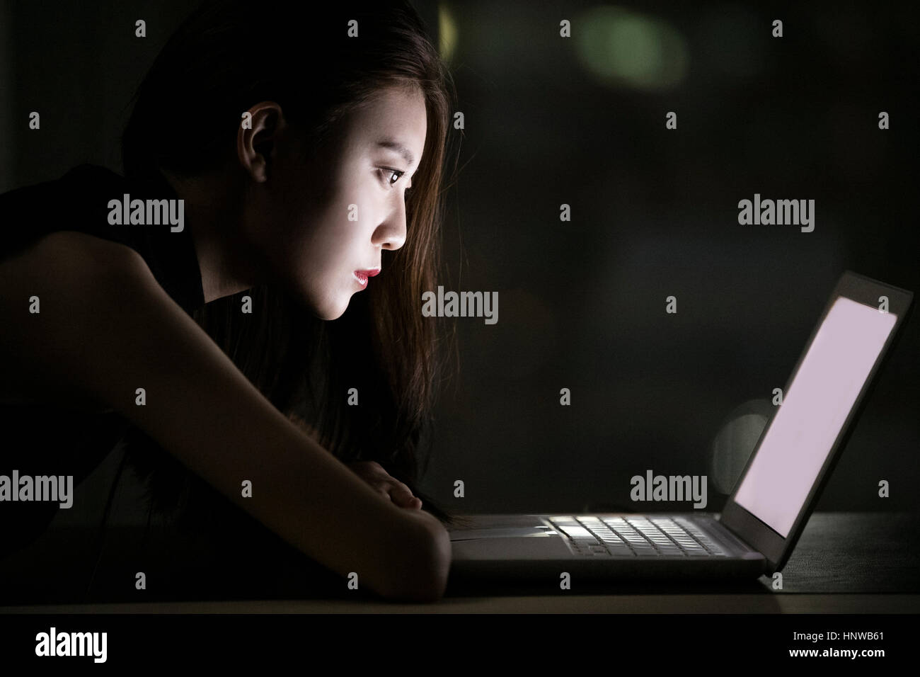 Woman computer serious dark night hi-res stock photography and images ...