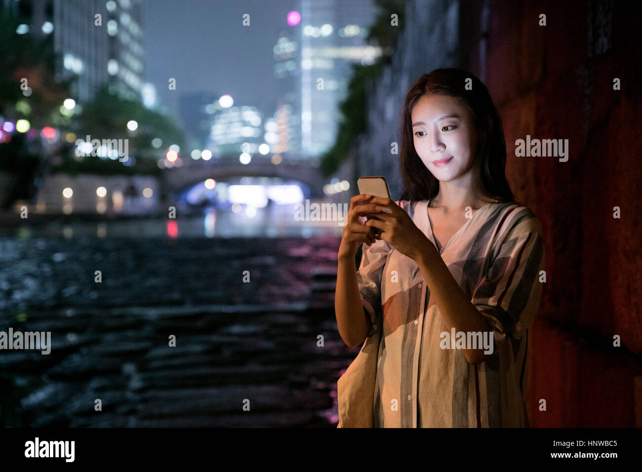 Smartphone at night hi-res stock photography and images - Alamy