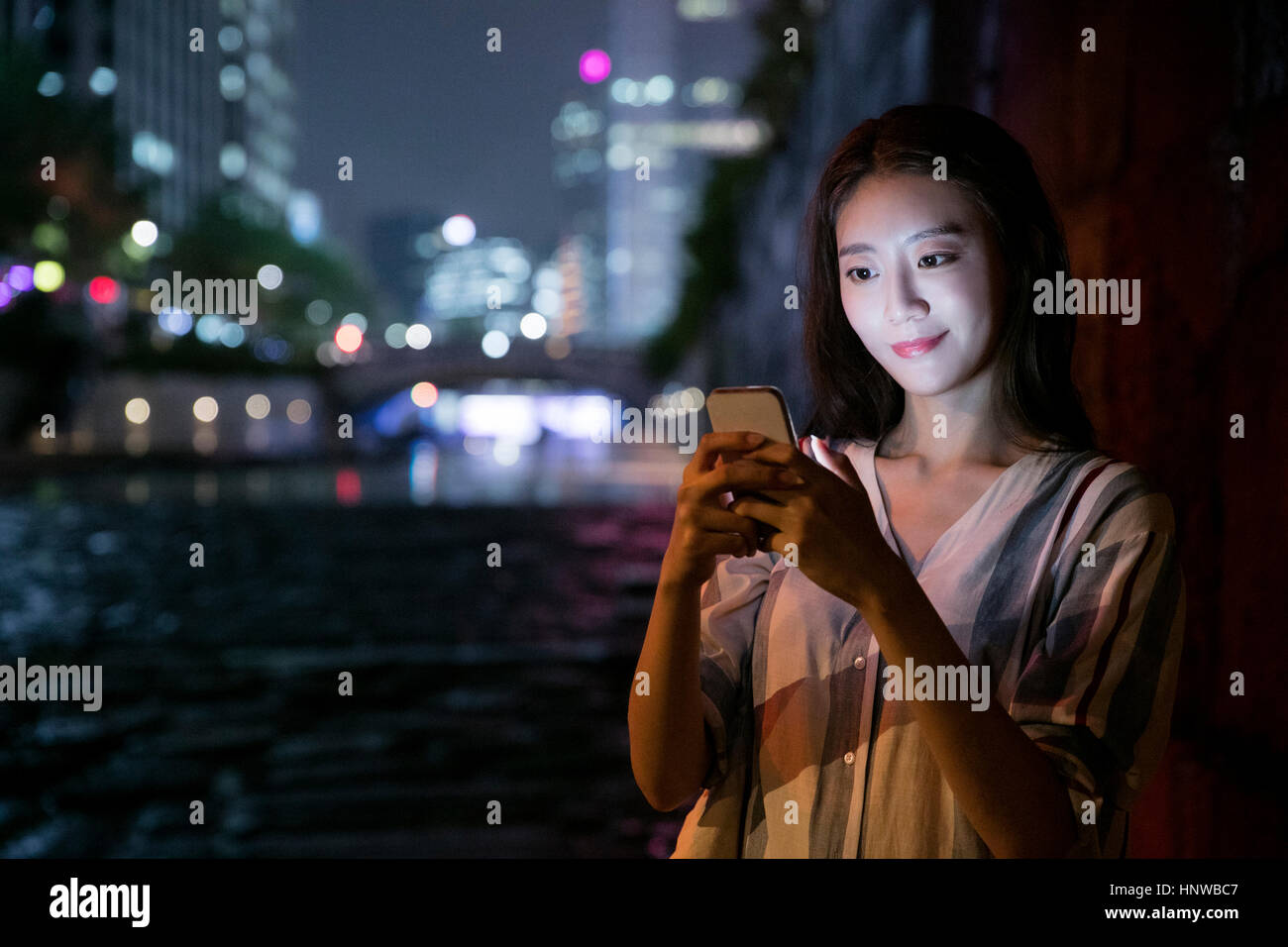 Smartphone at night hi-res stock photography and images - Alamy