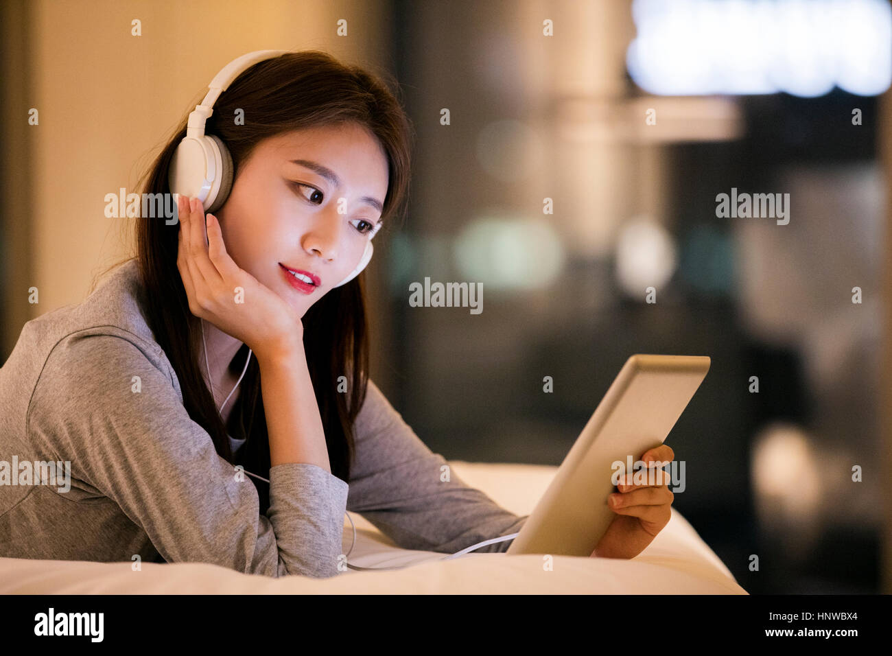 Tablet woman bed night hi-res stock photography and images - Alamy