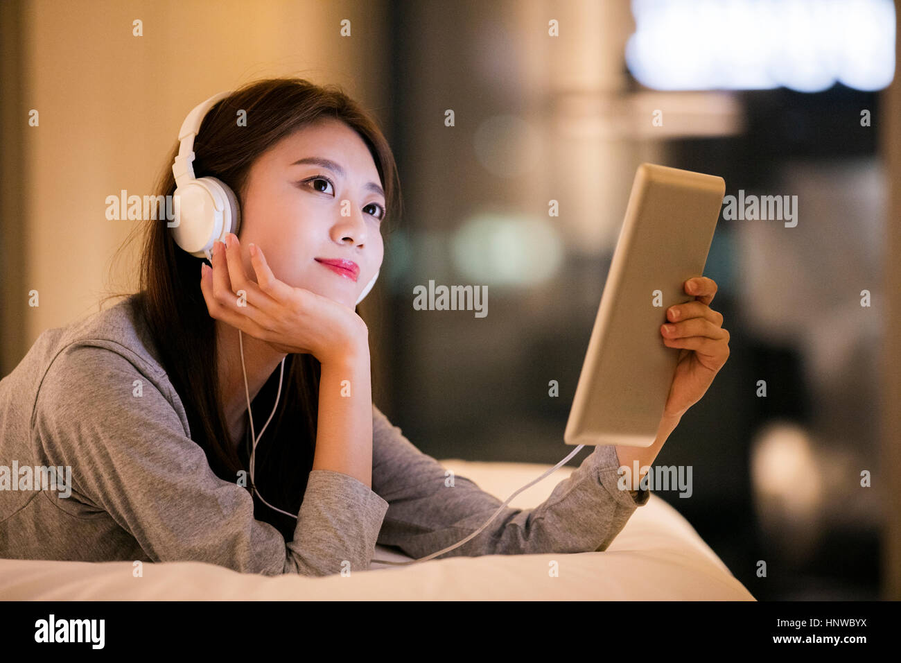 Tablet woman bed night hi-res stock photography and images - Alamy