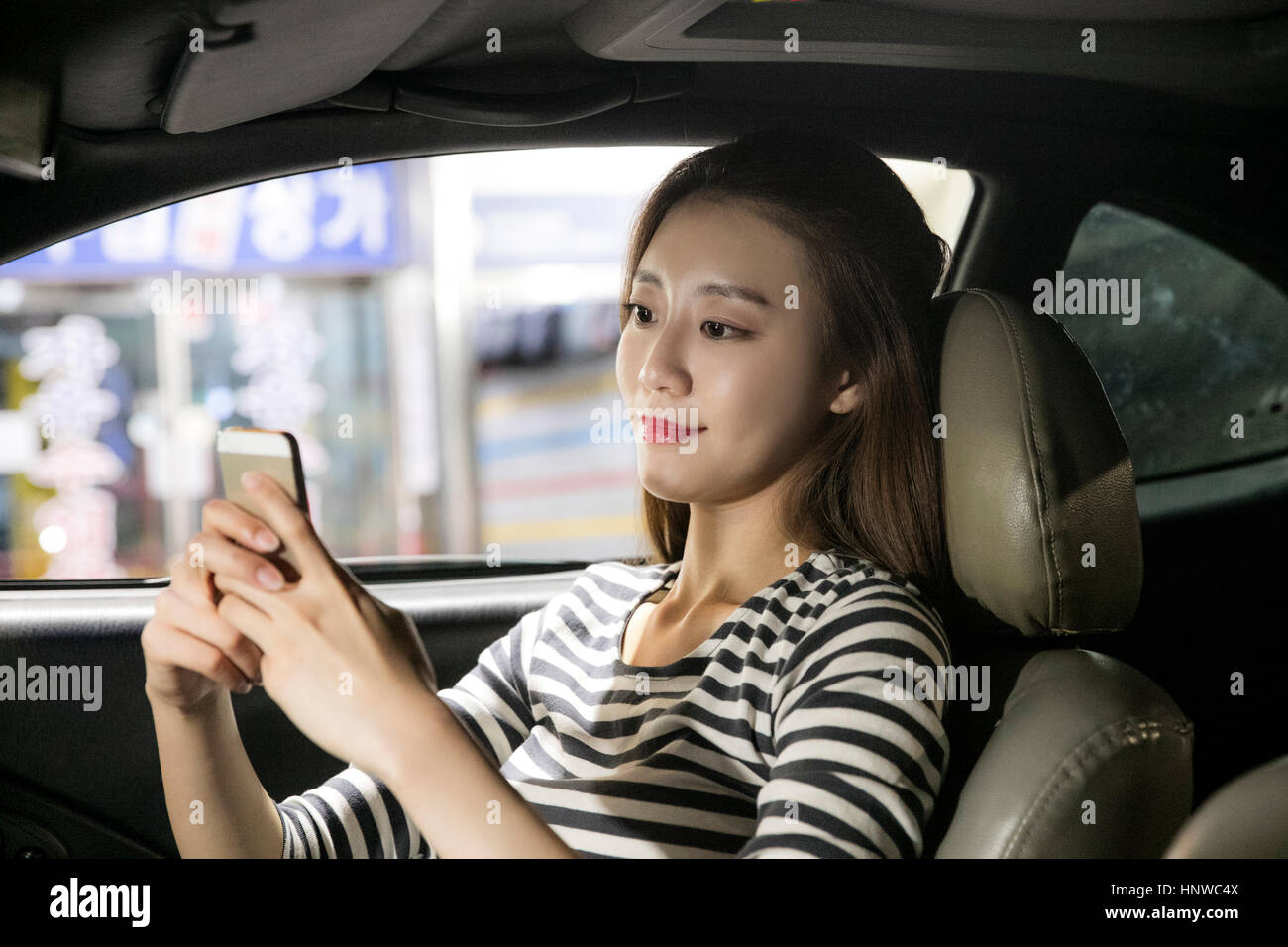 Woman car night phone hi-res stock photography and images - Alamy
