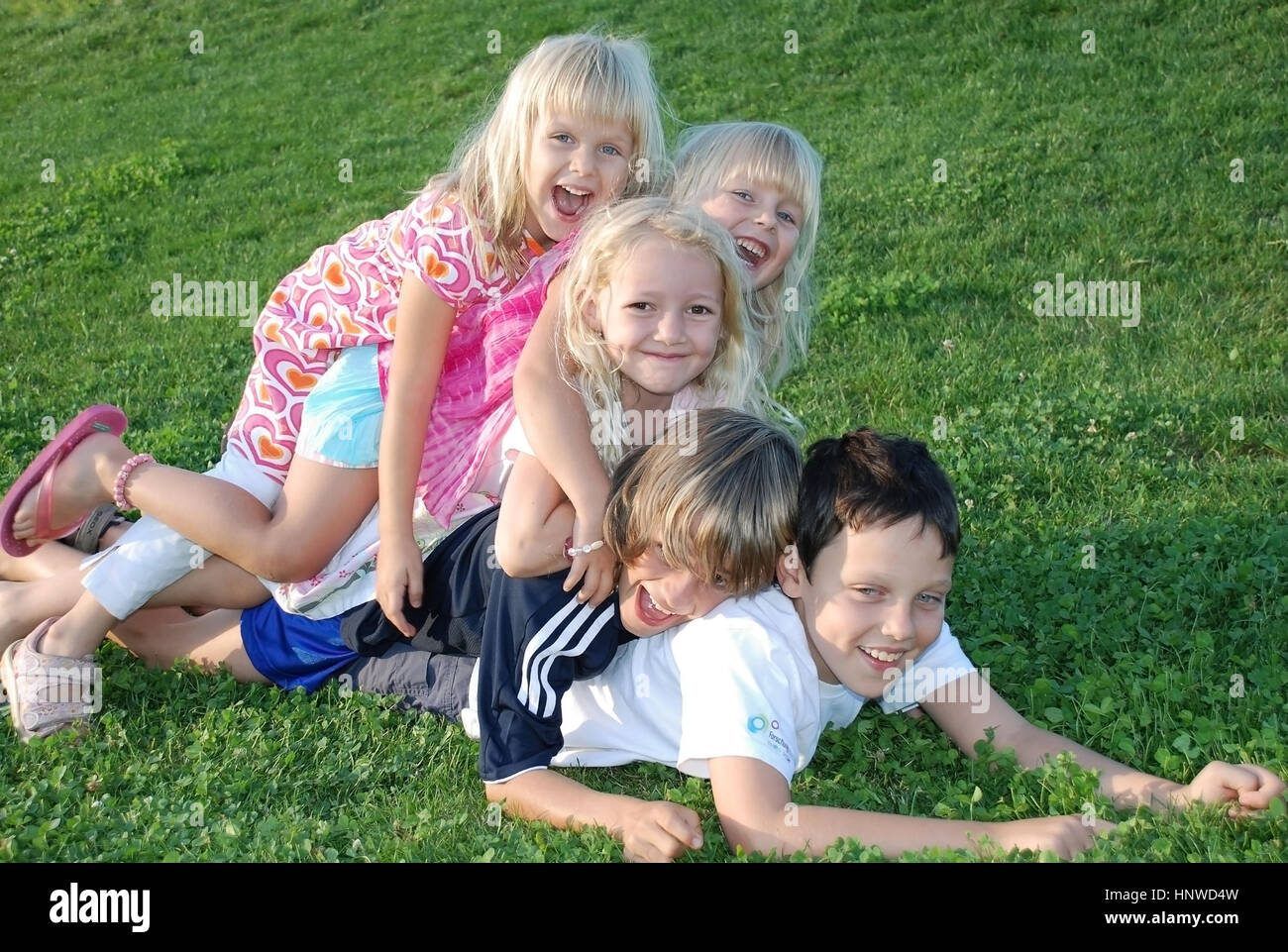Model release, Kinder haben Spass in der Wiese - children having fun in ...