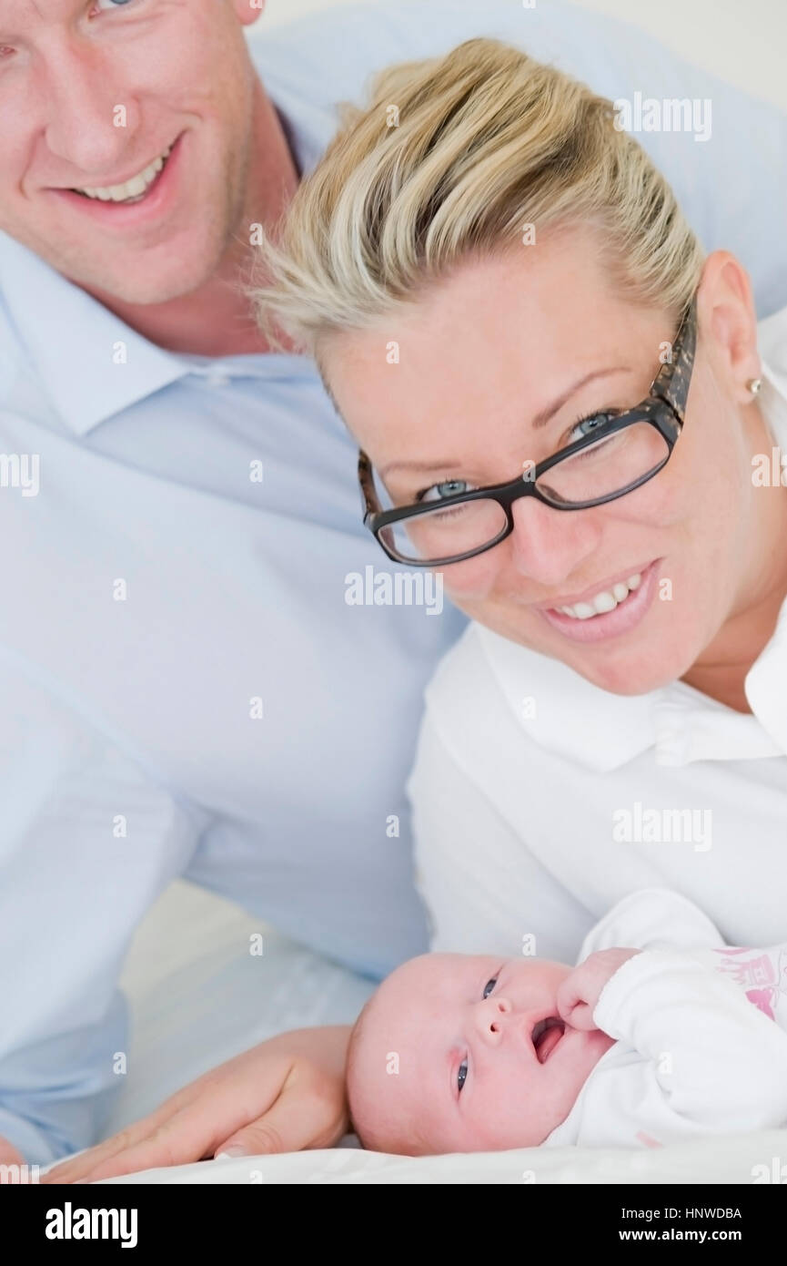 Model release, Glueckliche Eltern mit Baby - parents with baby Stock ...