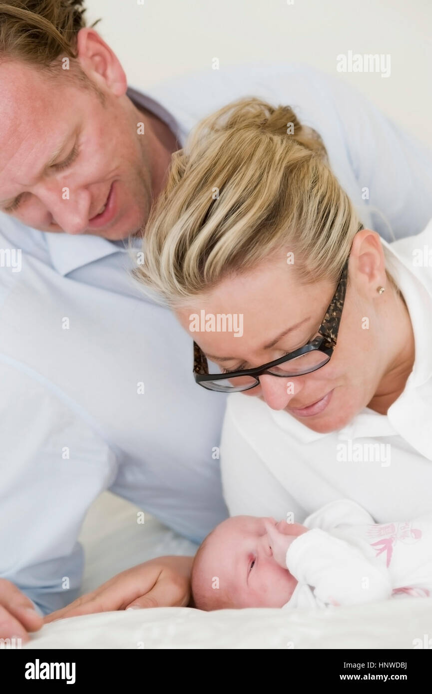 Model release, Glueckliche Eltern mit Baby - parents with baby Stock ...