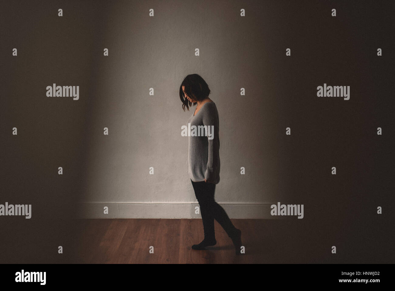 Woman wearing grey leggings hi-res stock photography and images - Alamy