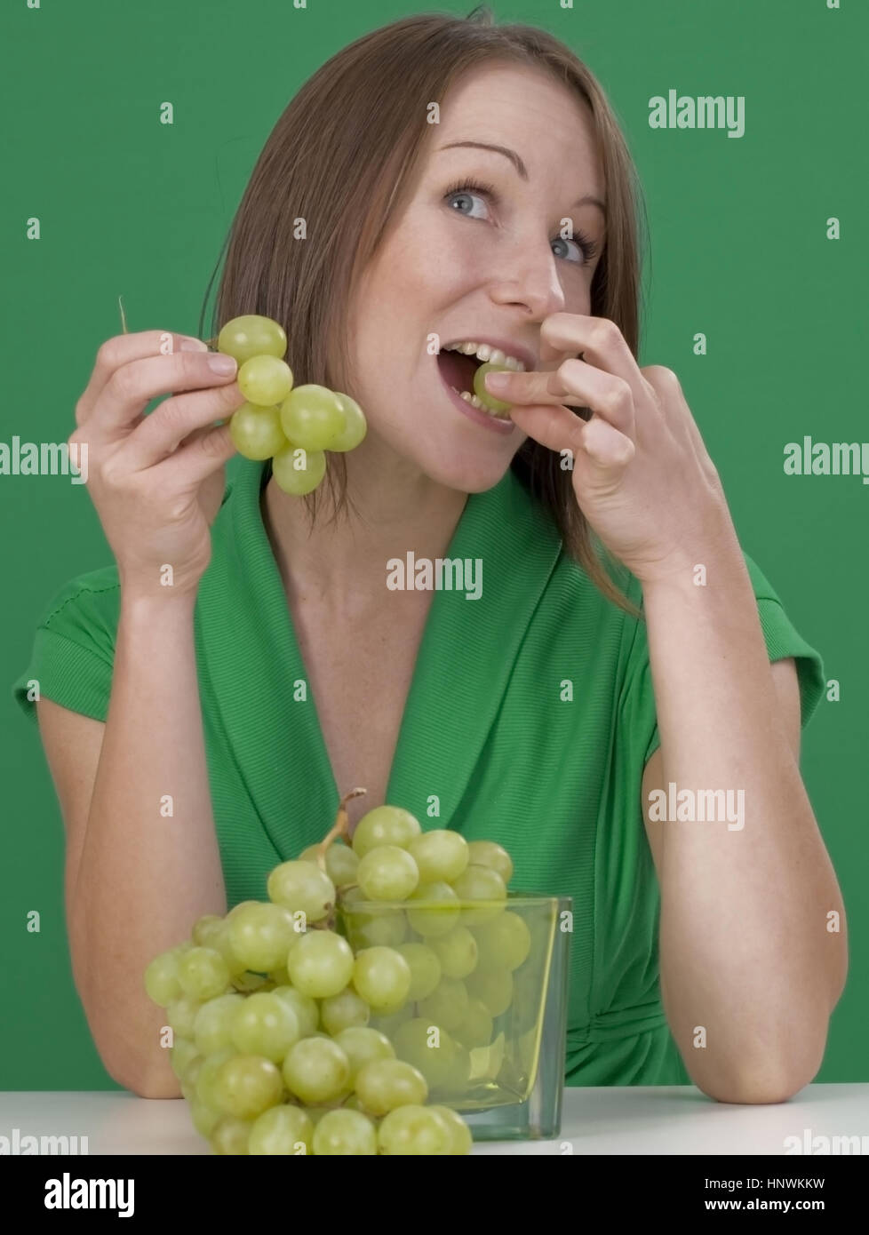 Model release, Junge Frau isst Weintrauben - young woman eats grapes ...