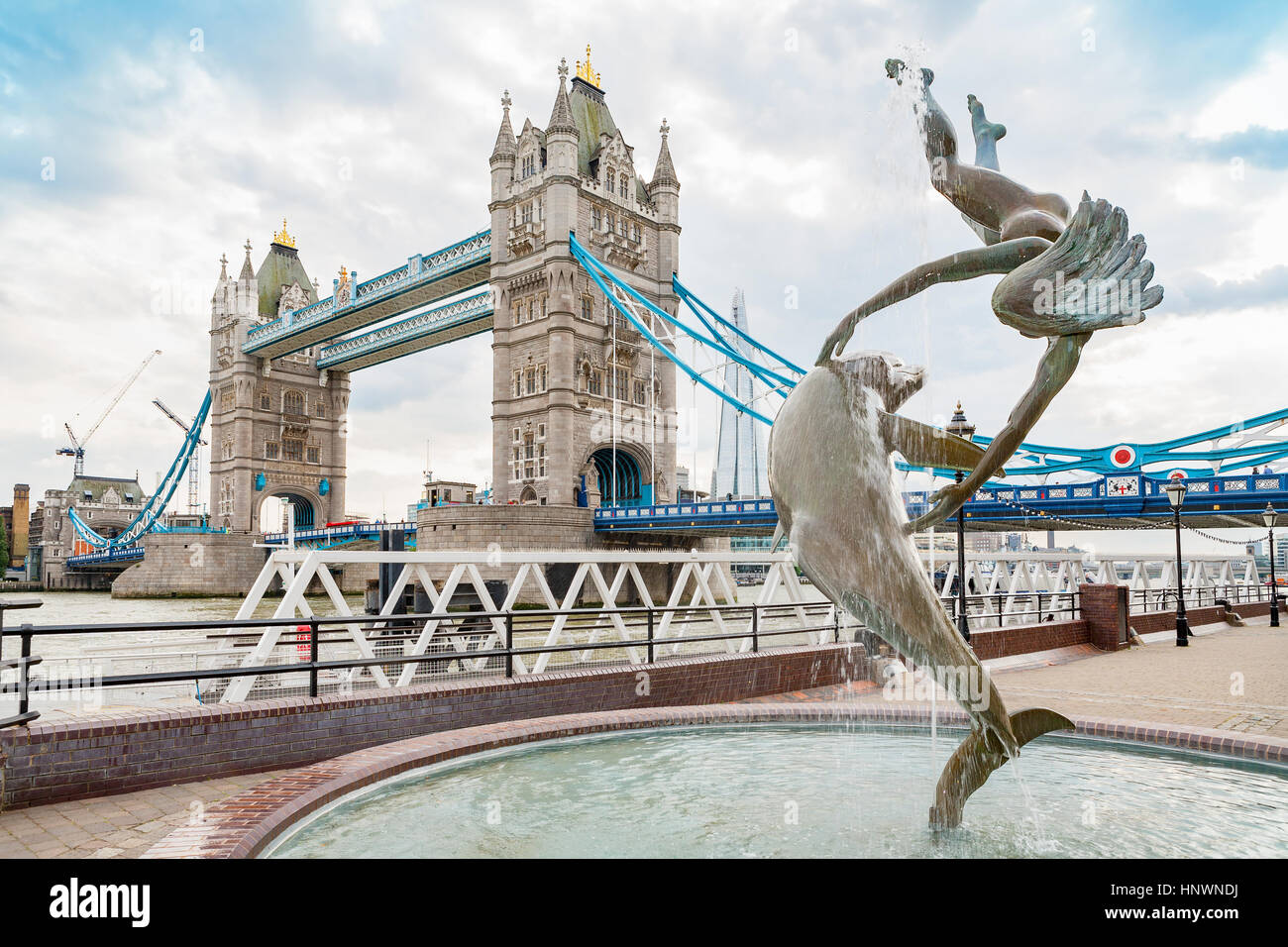 Statue in fountain tower bridge hi-res stock photography and images - Alamy