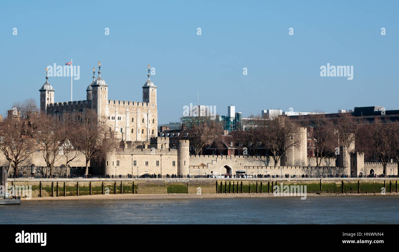 Exterior walls tower of london hi-res stock photography and images - Alamy
