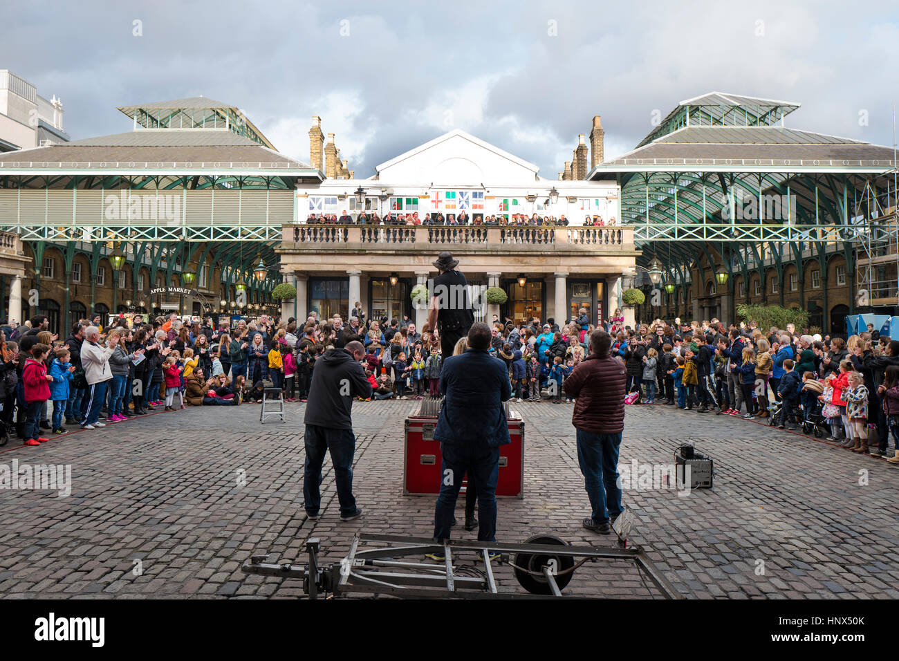 Covent Garden: An entertainer performs for huge crowds in London's ...