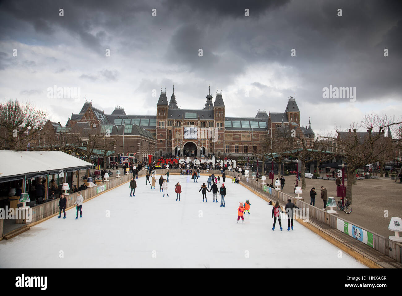 Candid street scene hi-res stock photography and images - Alamy