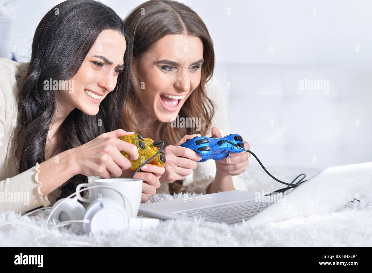 women playing video games Stock Photo - Alamy