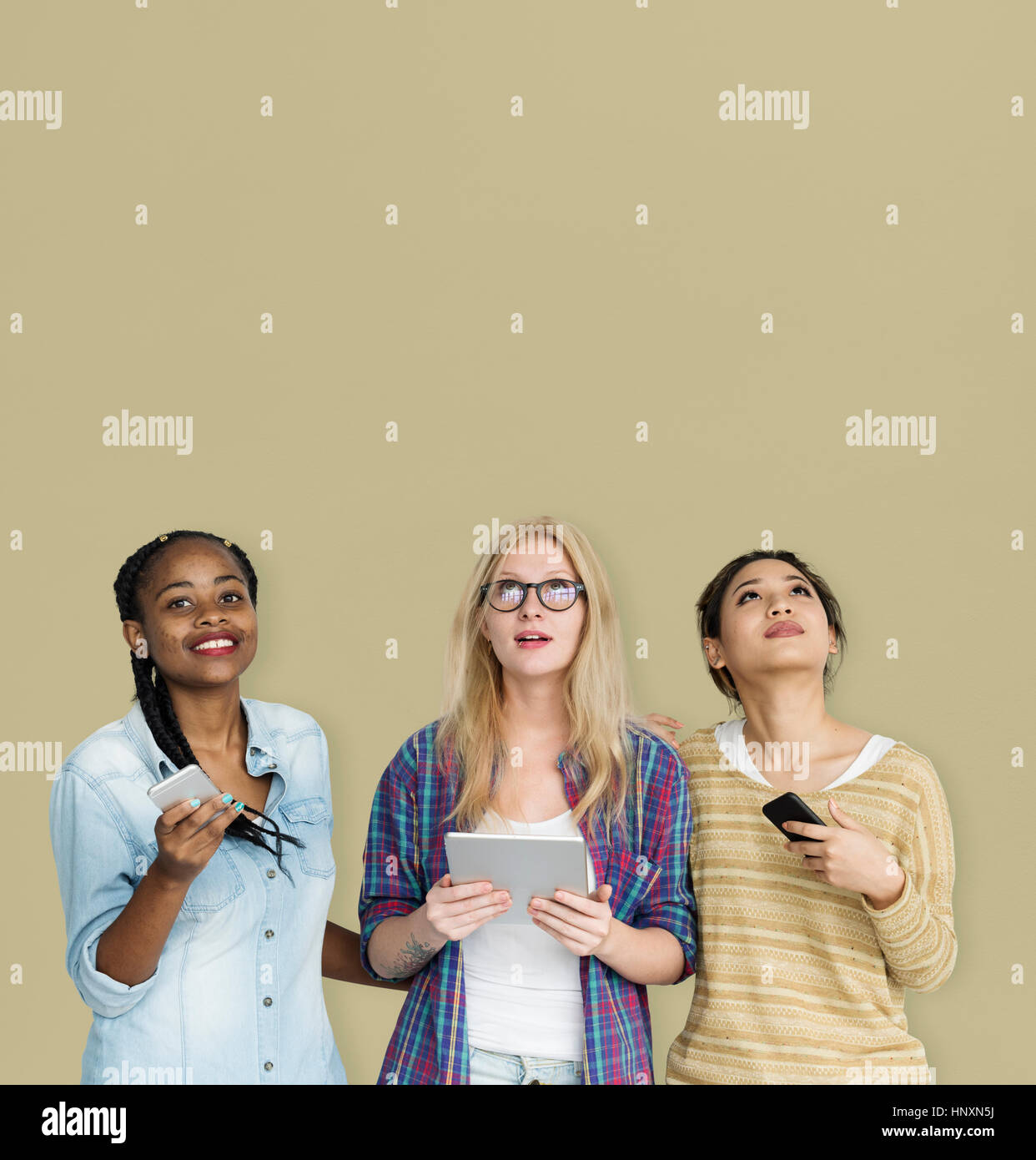 Girls using technology hi-res stock photography and images - Alamy