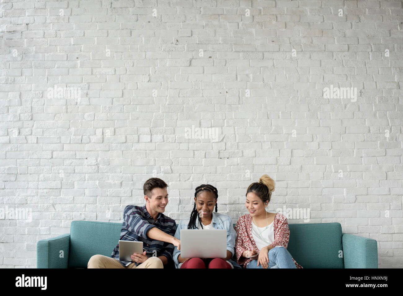 Teens using digital devices hi-res stock photography and images - Alamy