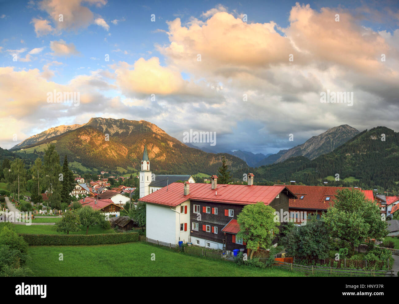 Village green ambience hi-res stock photography and images - Alamy