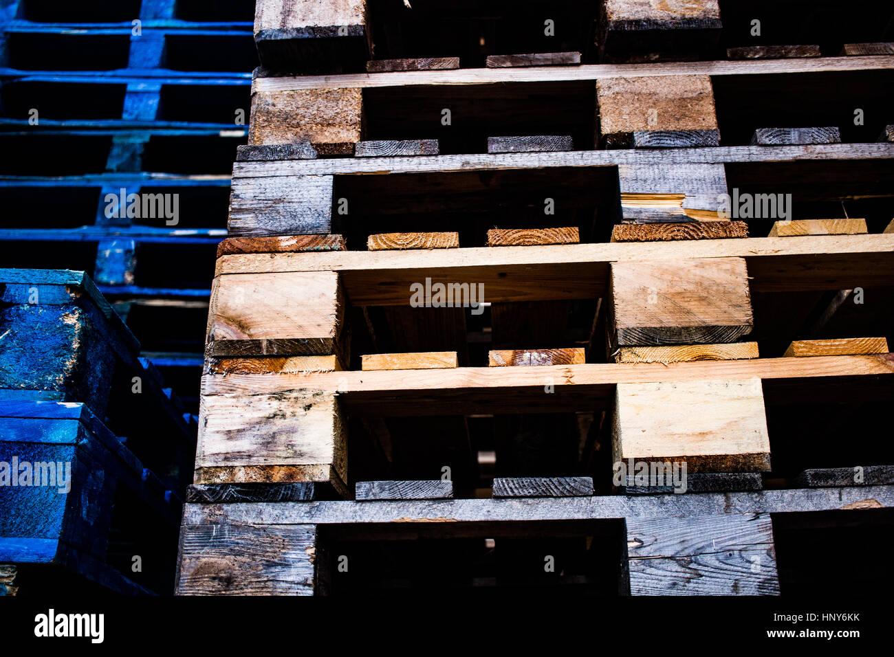 Blue industrial pallets hi-res stock photography and images - Alamy