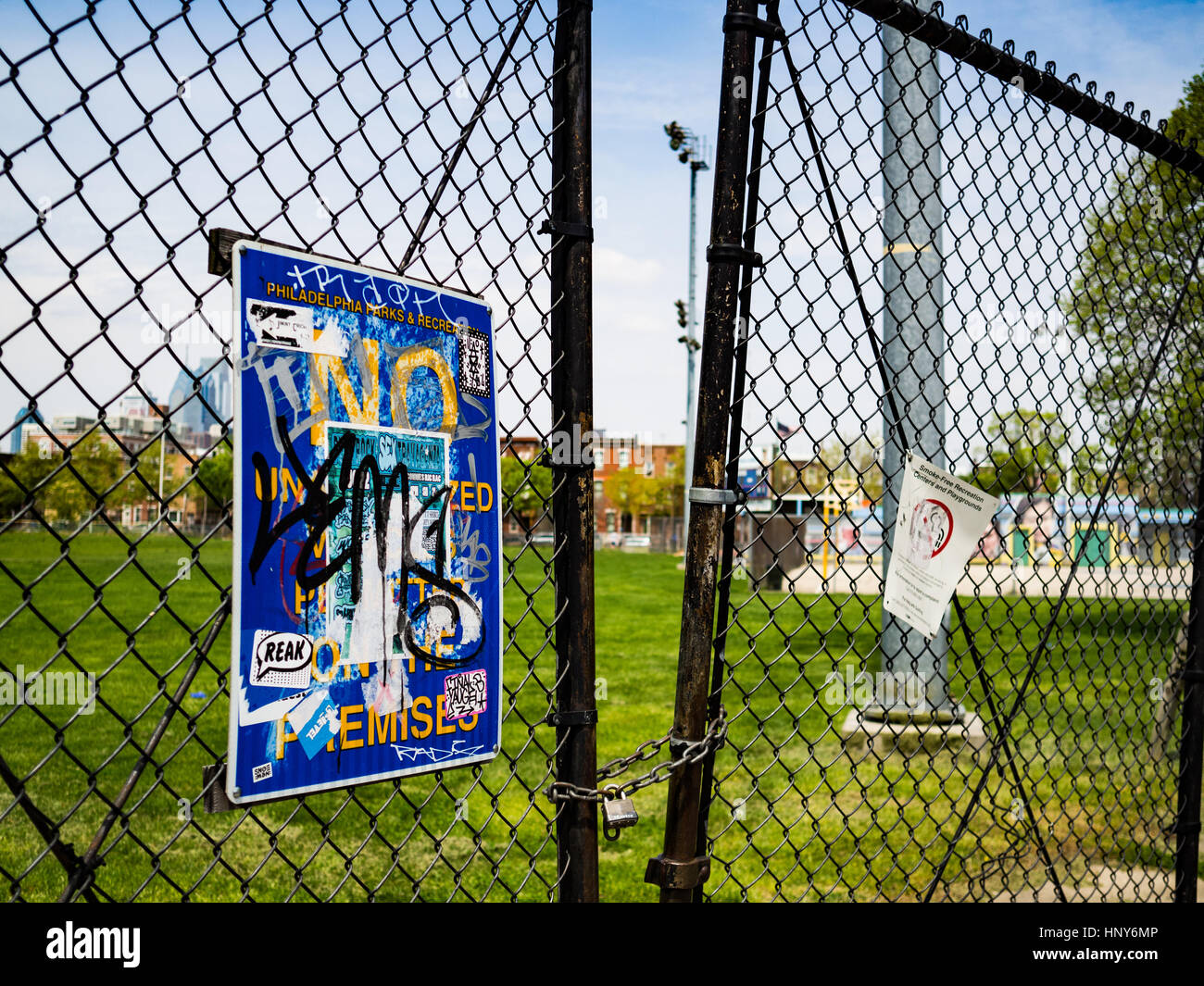 No entry sign chain hi-res stock photography and images - Alamy