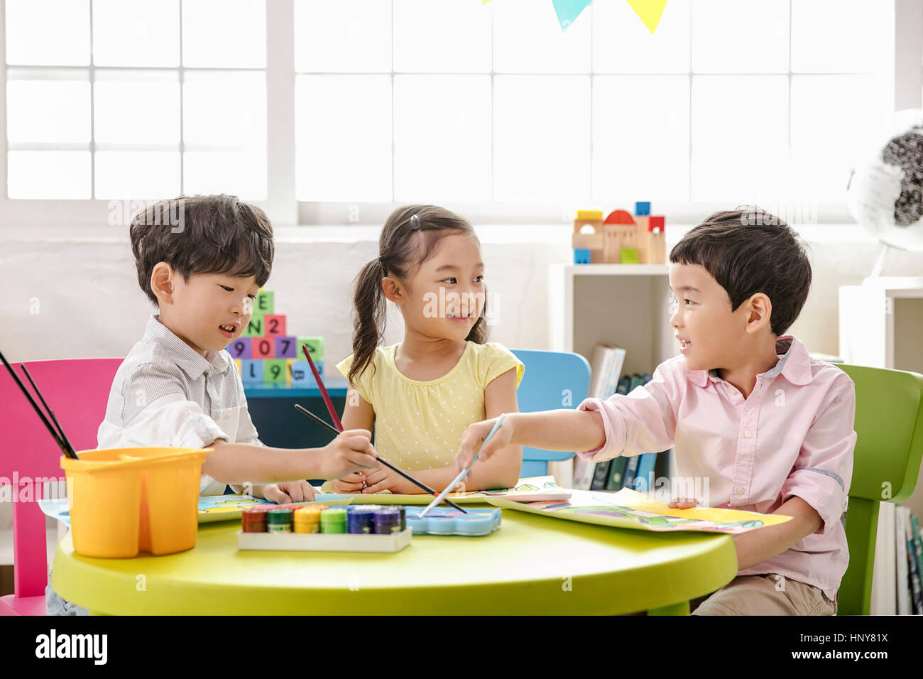 Kindergarten class drawing hi-res stock photography and images - Alamy