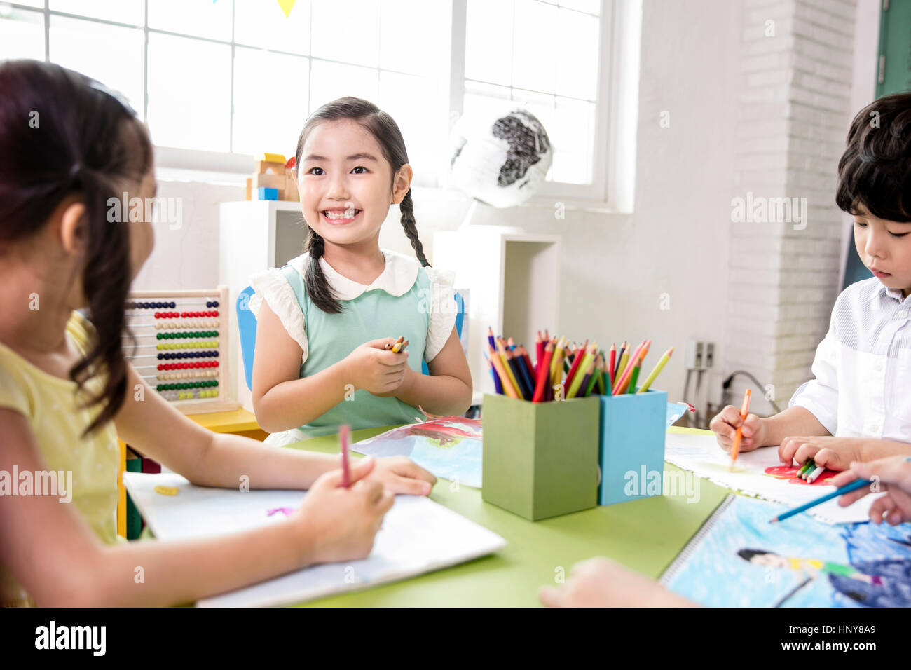 Kindergarten art class hi-res stock photography and images - Alamy