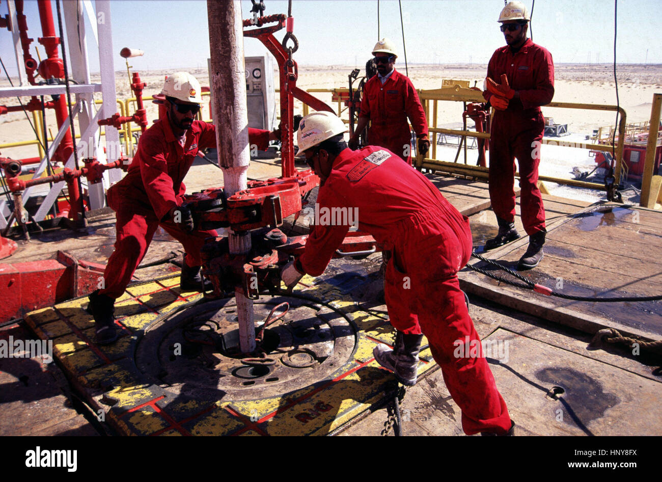 Saudi arabia oil rig hi-res stock photography and images - Alamy